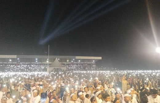 Jamaah Padati Stadion 29 November Sampit Mendengar Tausyiah Ustadz ...